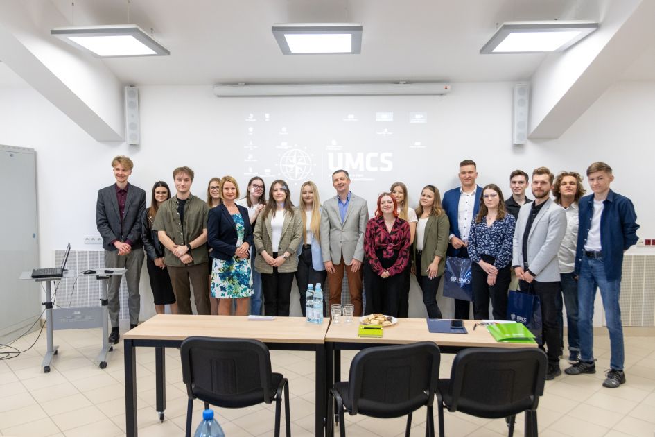 Prezentacja projektów zagospodarowania patio Wydziału - maj - 2024 ...